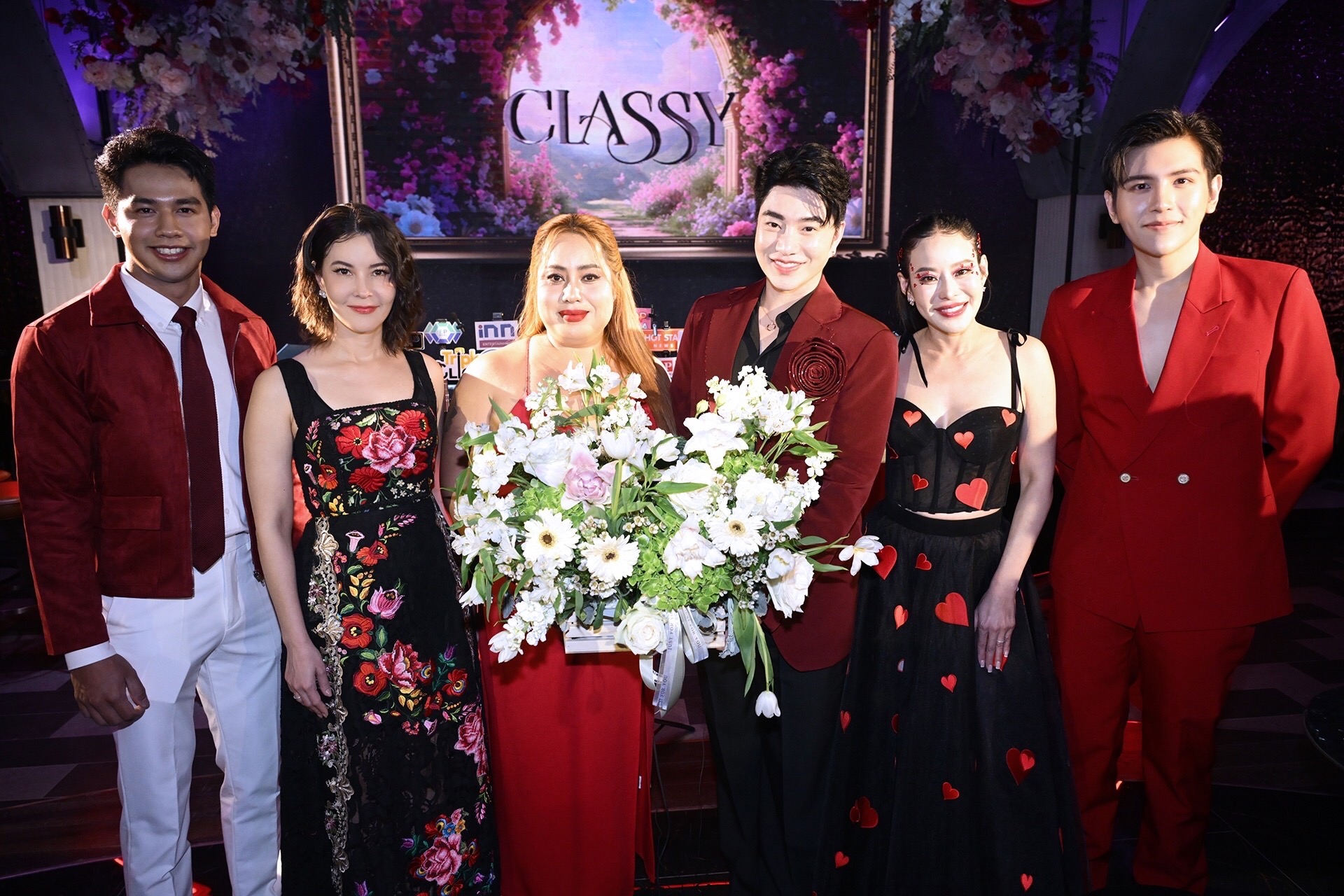 สุดอบอุ่น “น้องฉัตร” จัดปาร์ตี้วันเกิด ชวนพี่ๆ แวดวงบันเทิง “ธัญญ่า – หนิง – ลูกเกด” จอยจอยในค่ำ ...