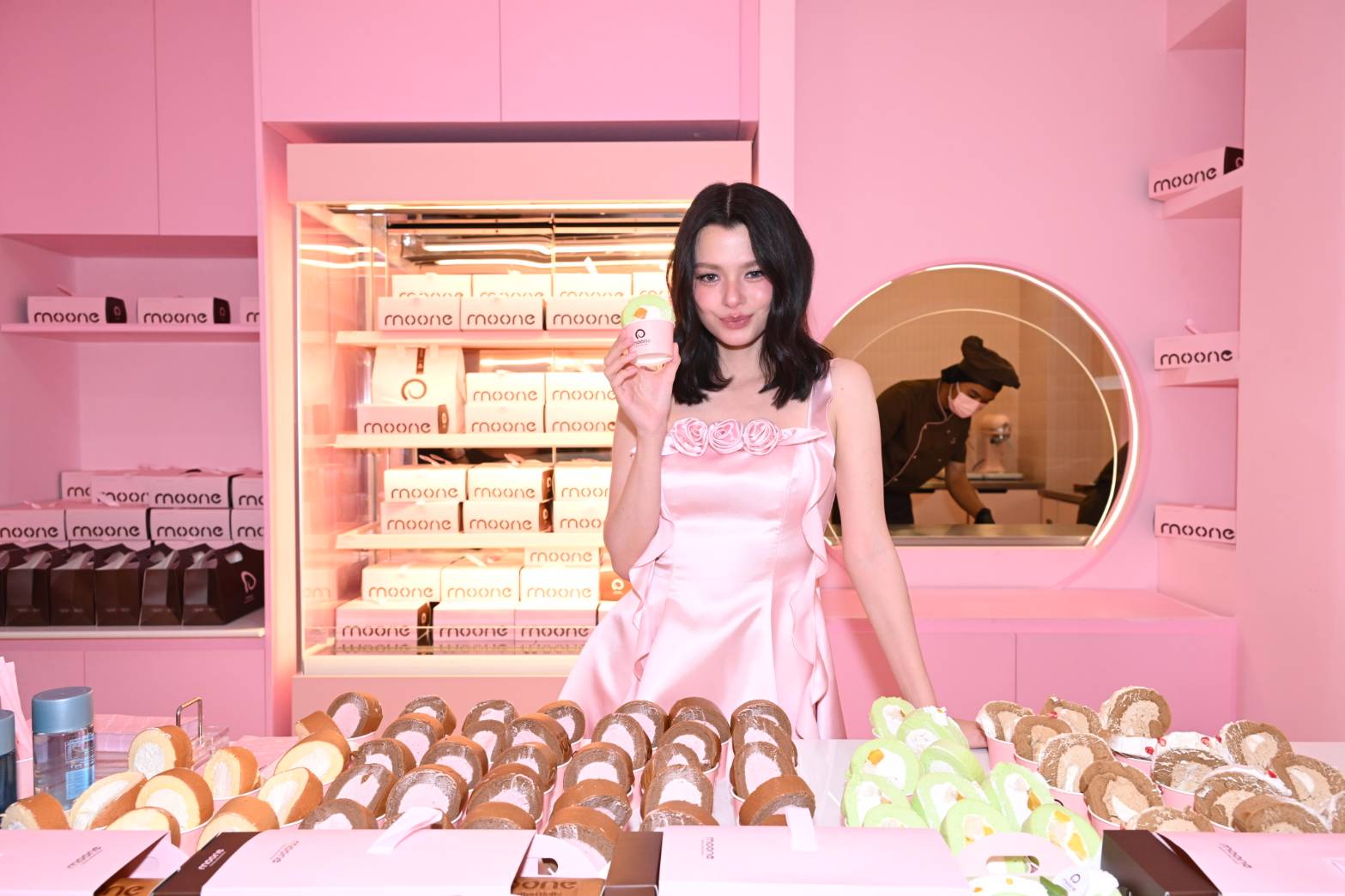 “เบคกี้ รีเบคก้า” ร่วมงาน Grand Opening “moone rolls” แบรนด์โรลเค้กสุด ...